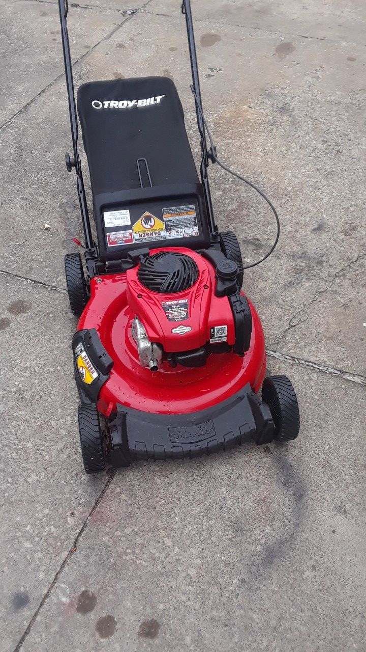 TROY BILT PUSH MOWER BAGGER, LIKE NEW ** for Sale in Cuyahoga Falls, OH ...