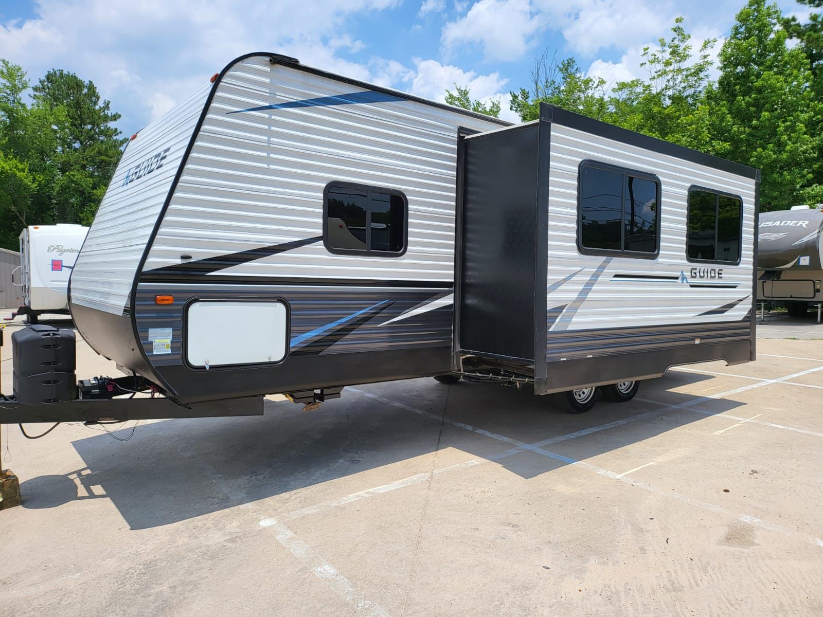2020 DUTCHMEN GUIDE 28 FT BUMPER for Sale in Humble, TX - OfferUp