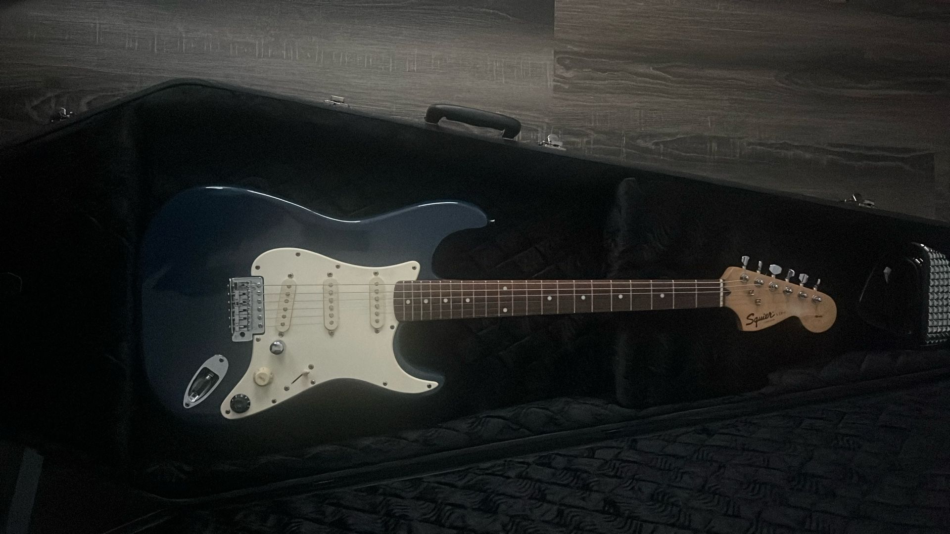squier fender electric guitar- Navy Blue for Sale in Norwalk, CA - OfferUp