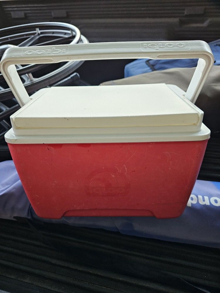Red Igloo Cooler for Sale in City Of Industry, CA - OfferUp