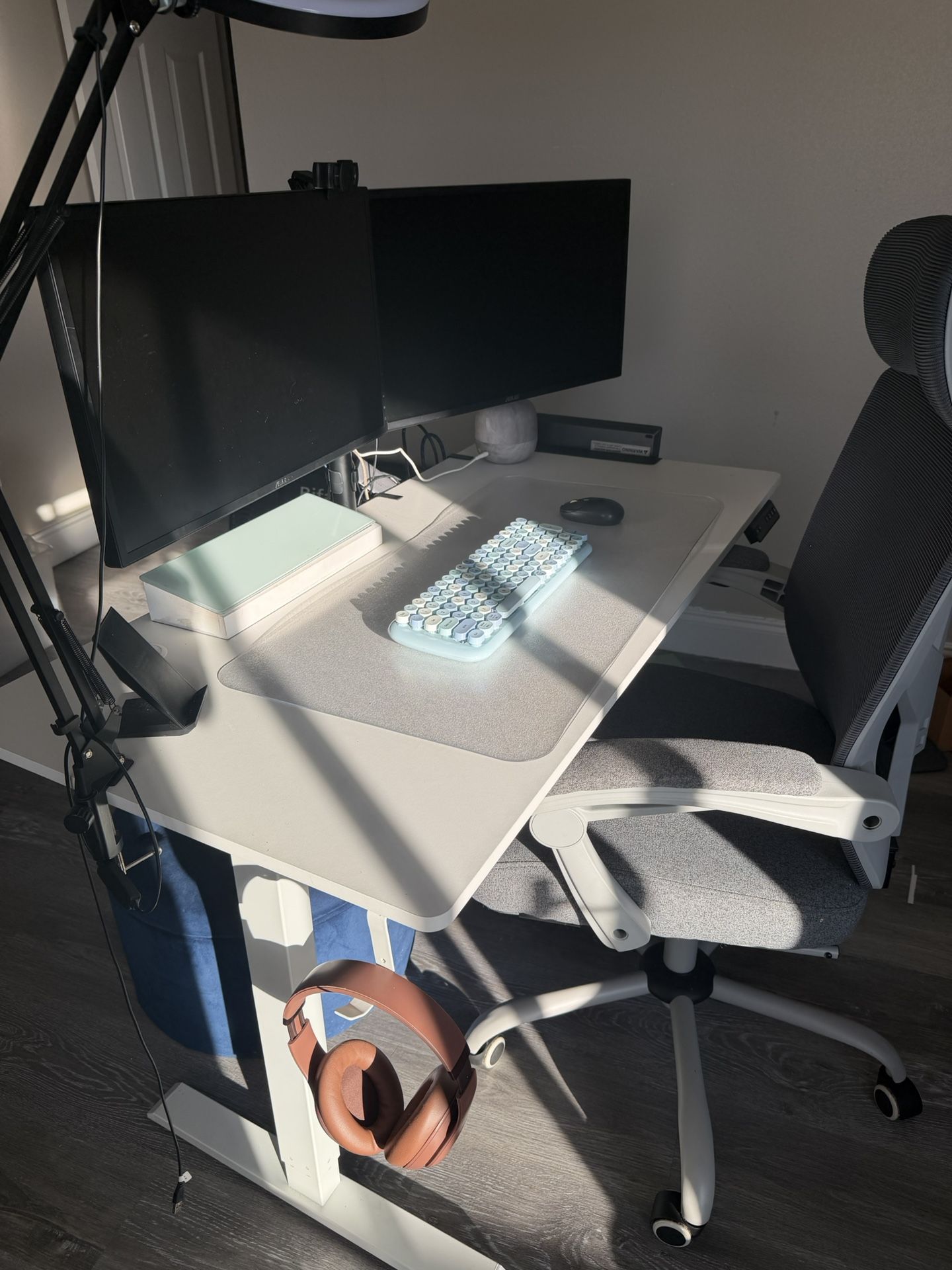 White Electric Stand up Desk 47x24 for Sale in Orlando, FL - OfferUp