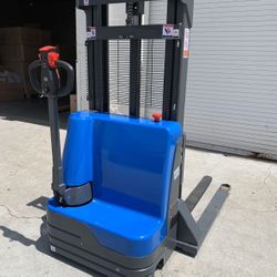 Blue Giant Pallet Stacker