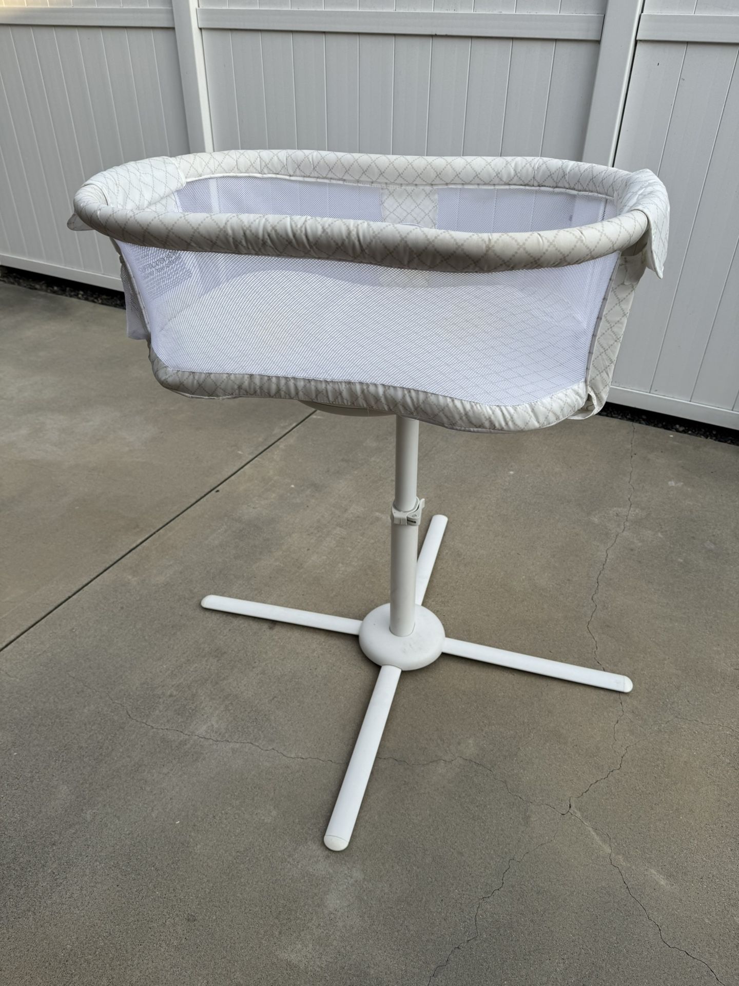 Halo Swivel Bassinet for Sale in Long Beach, CA - OfferUp