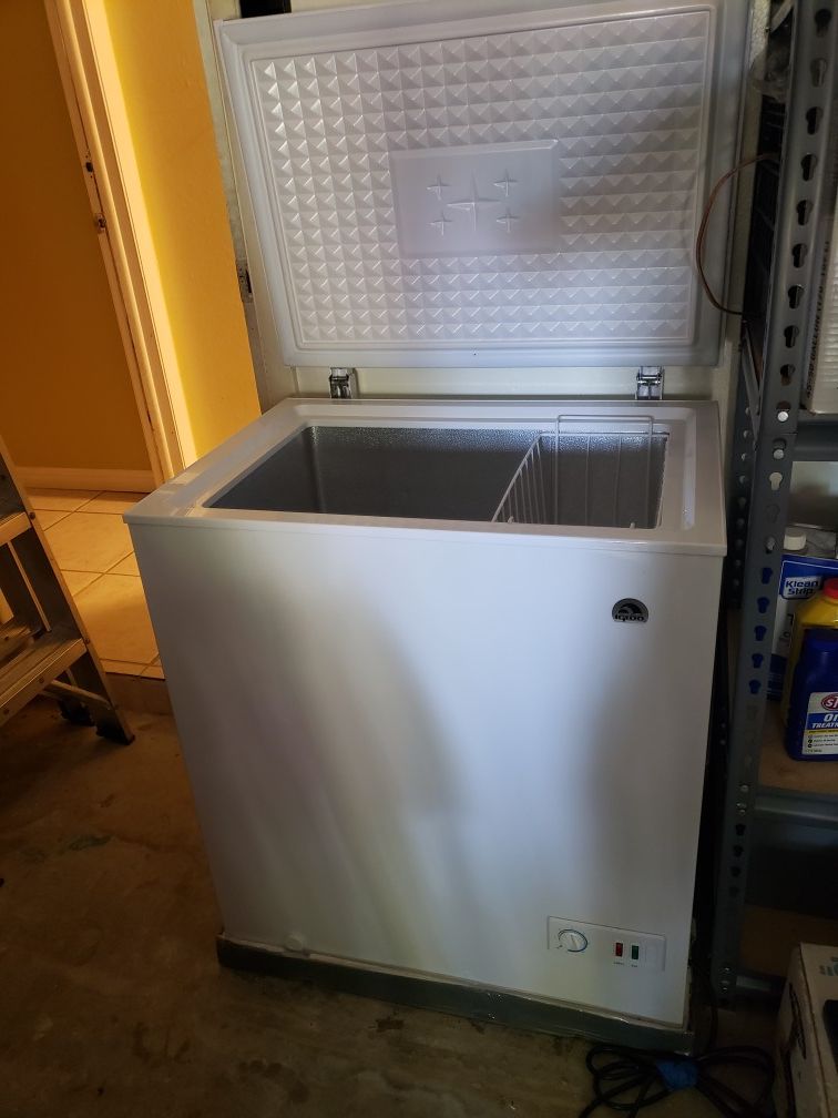 Igloo deep freezer. Used three weeks. for Sale in Tampa, FL - OfferUp