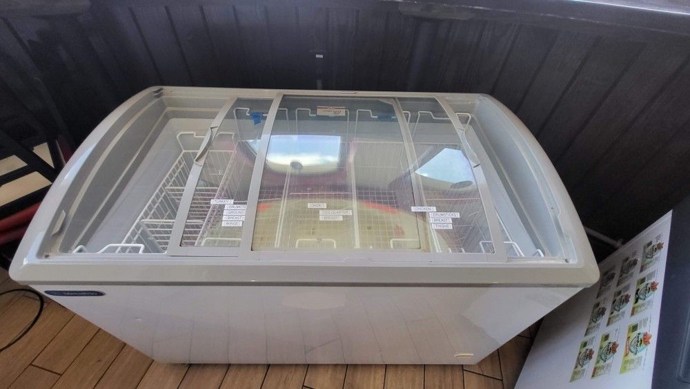 Glass Top Chest Freezer Merchandiser 8.5 Cu Ft - Metalfrio MSC-49C for ...