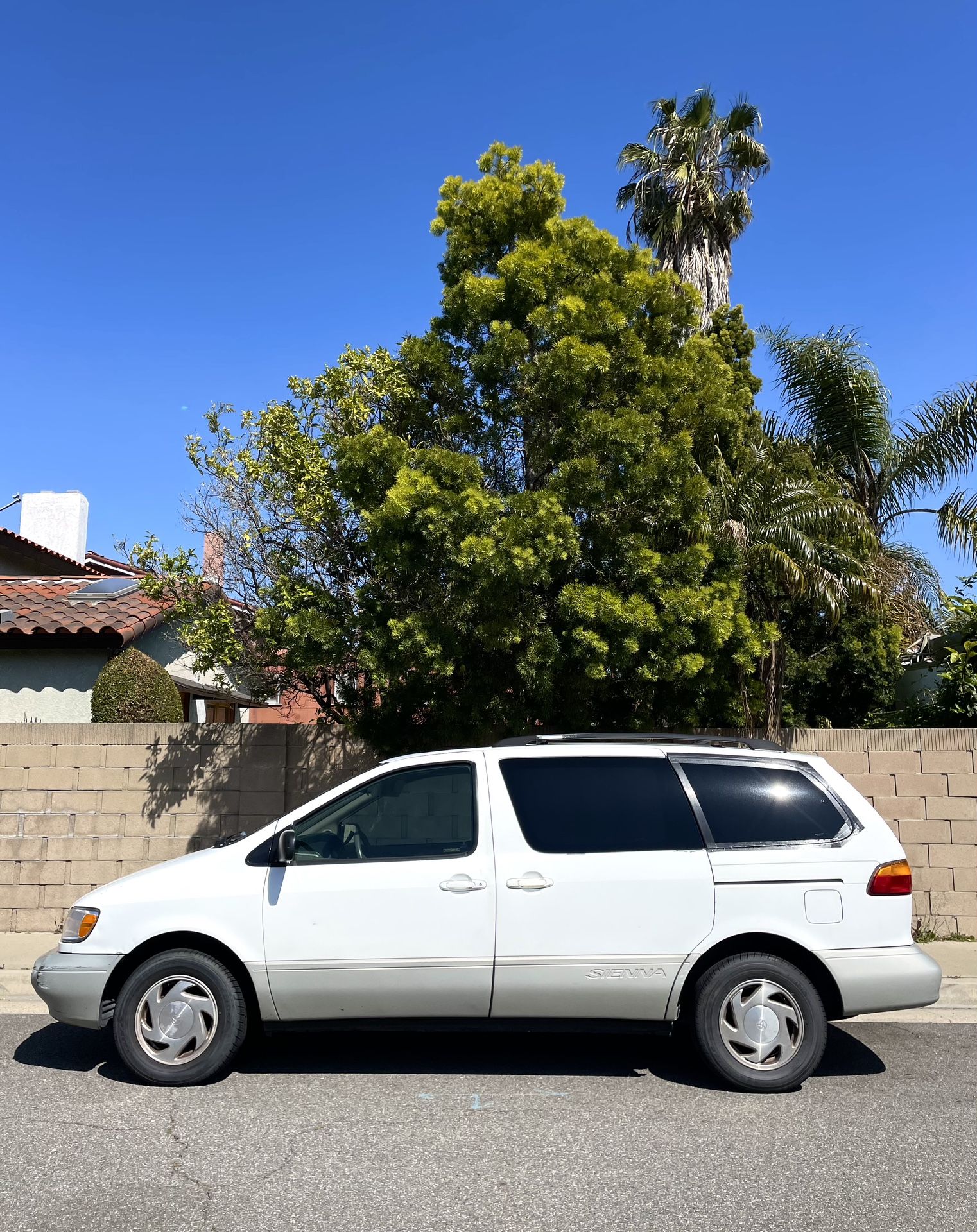 1998 Toyota Sienna for Sale in Fountain Valley, CA - OfferUp