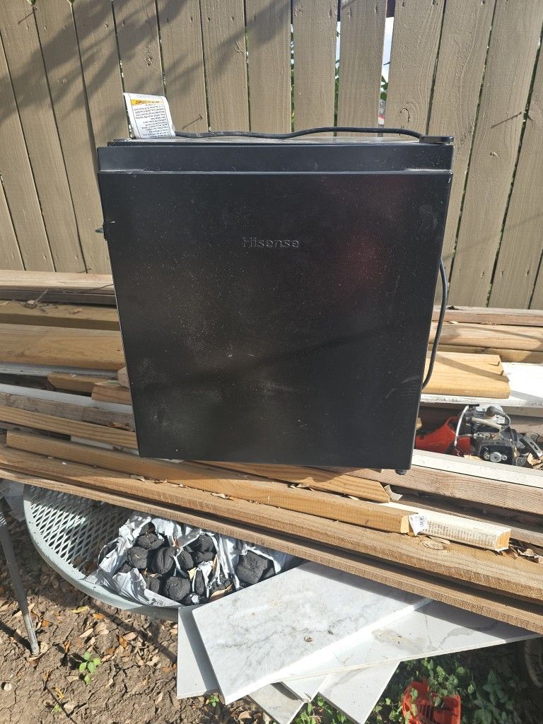 Small Fridge 1.6 cubic feet. for Sale in San Antonio, TX - OfferUp