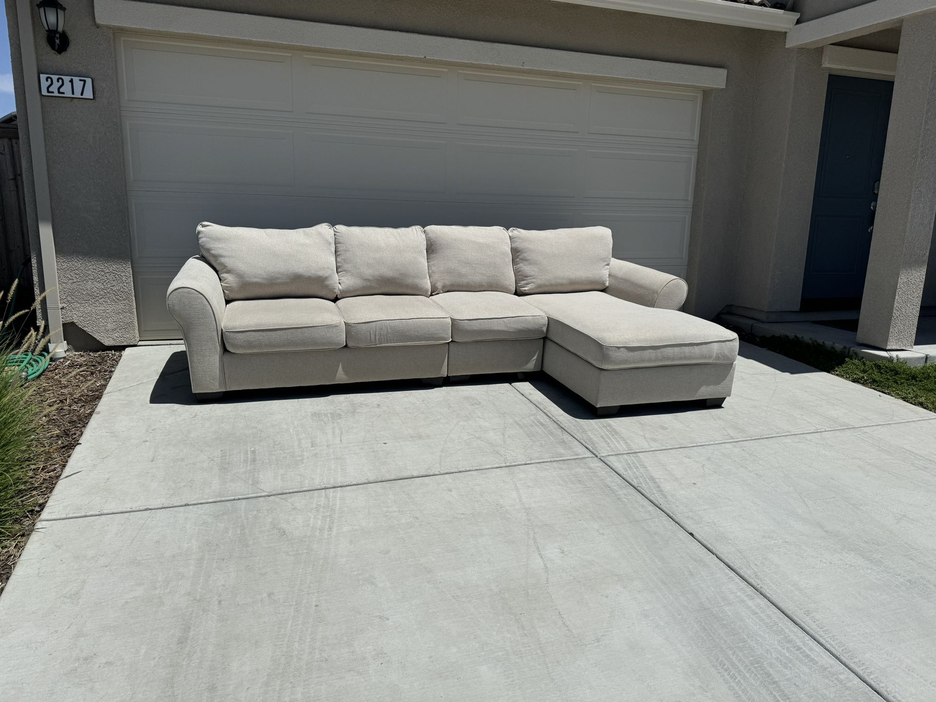 *Free Delivery! * Cream Sectional Sofa for Sale in Roseville, CA - OfferUp