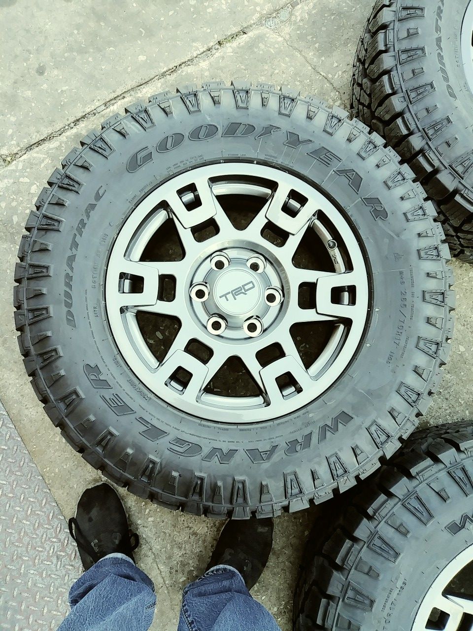 Un set de cuatro rines size 17 marca TRD con llantas 265 70 17 marca ...