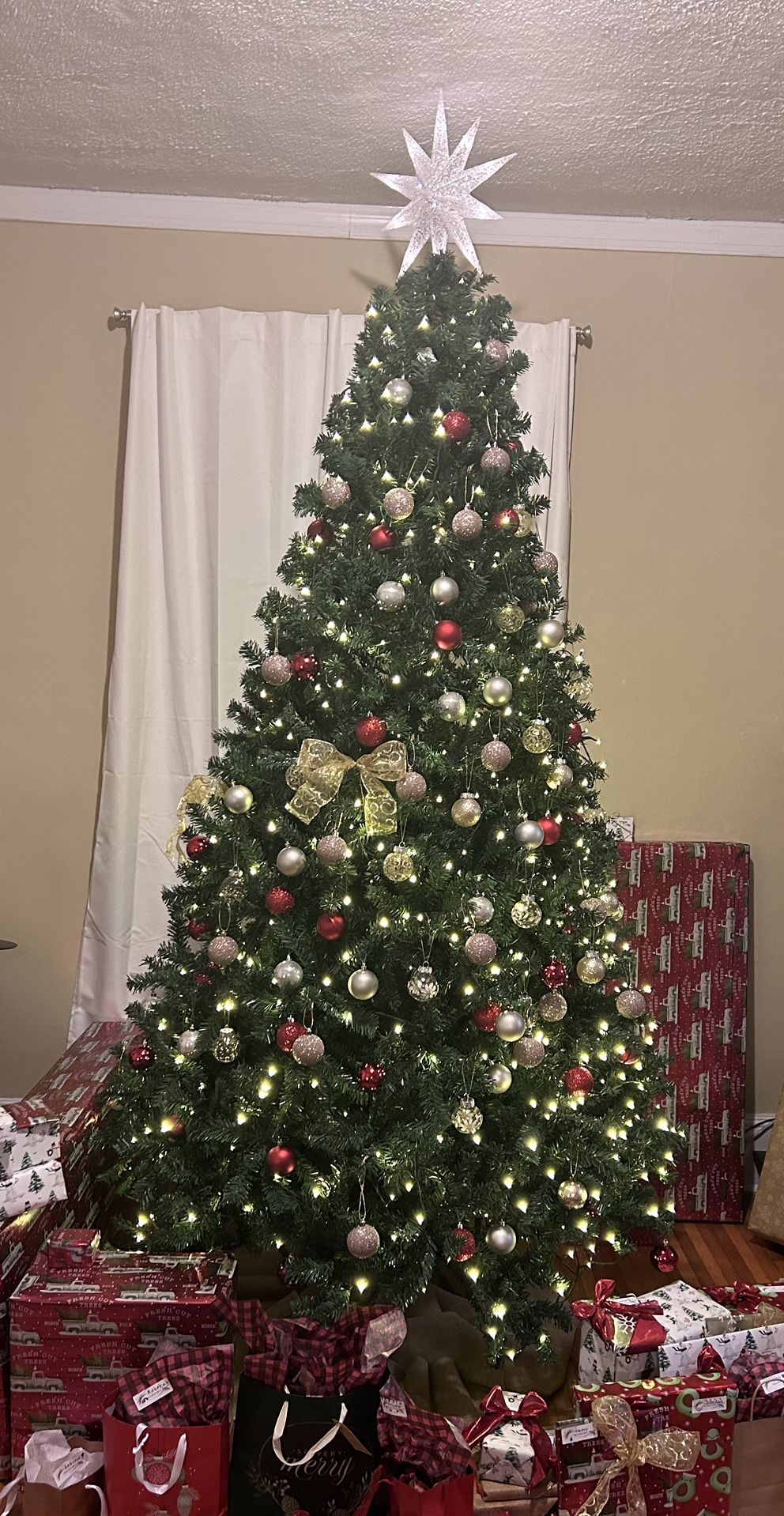 9ft Christmas Tree Unlit for Sale in Cary, NC - OfferUp