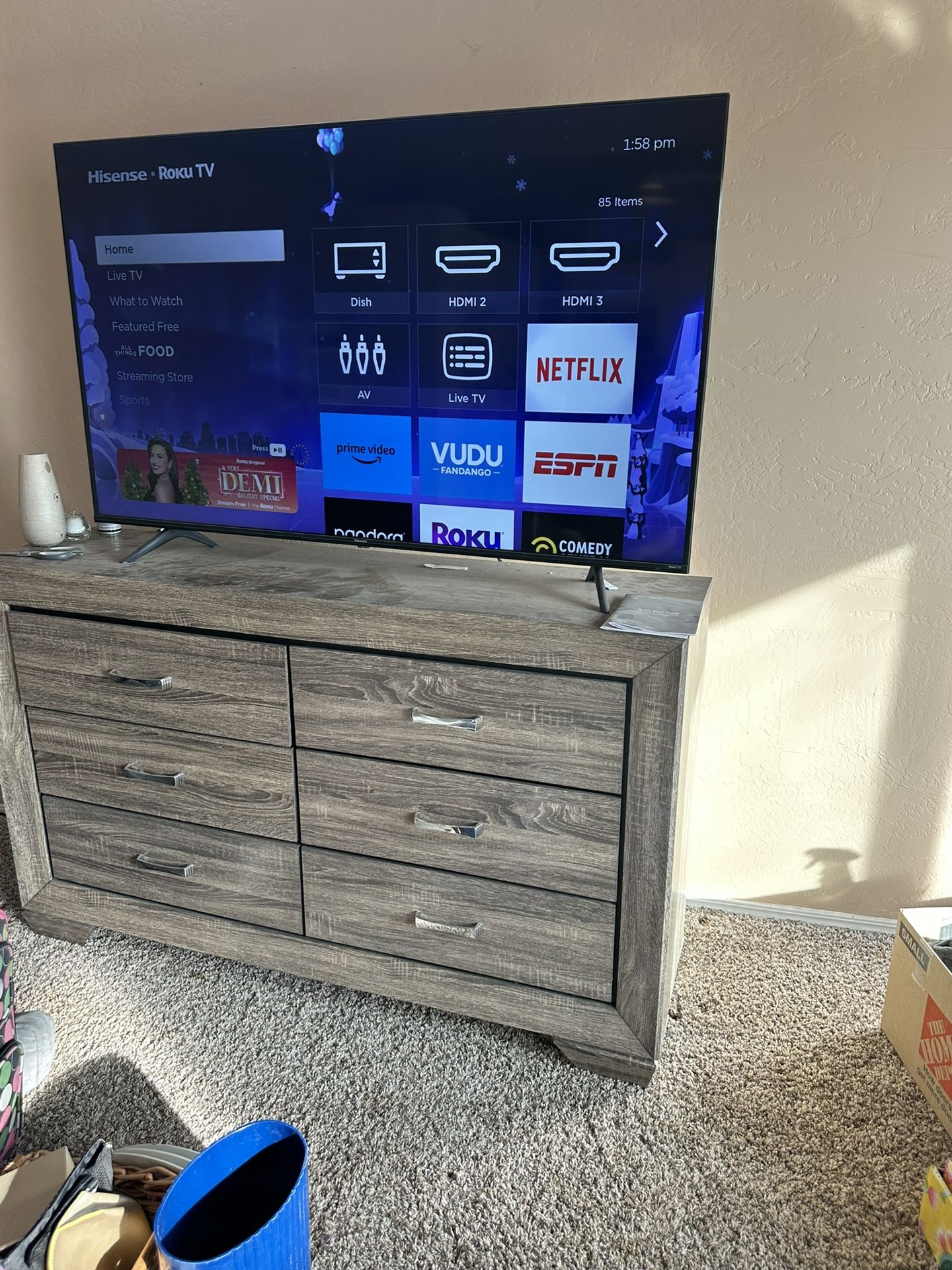 Hisense 58" Class 4K UHD LED LCD Roku Smart TV HDR for Sale in ...