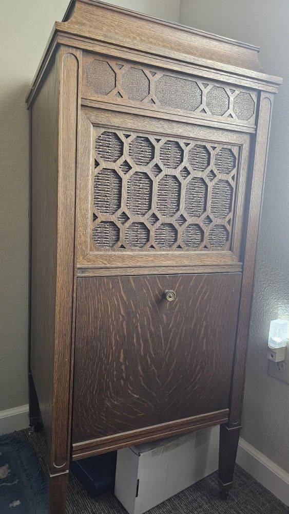 EDISON VICTROLA CABINET STYLE & 24 RECORDS for Sale in Sun City, AZ ...
