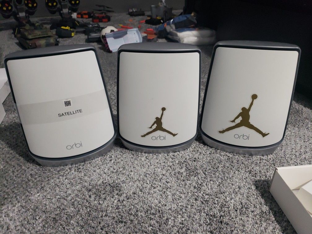 ORBI RBR850 ROUTER &2 SATELLITES for Sale in Chicago, IL - OfferUp