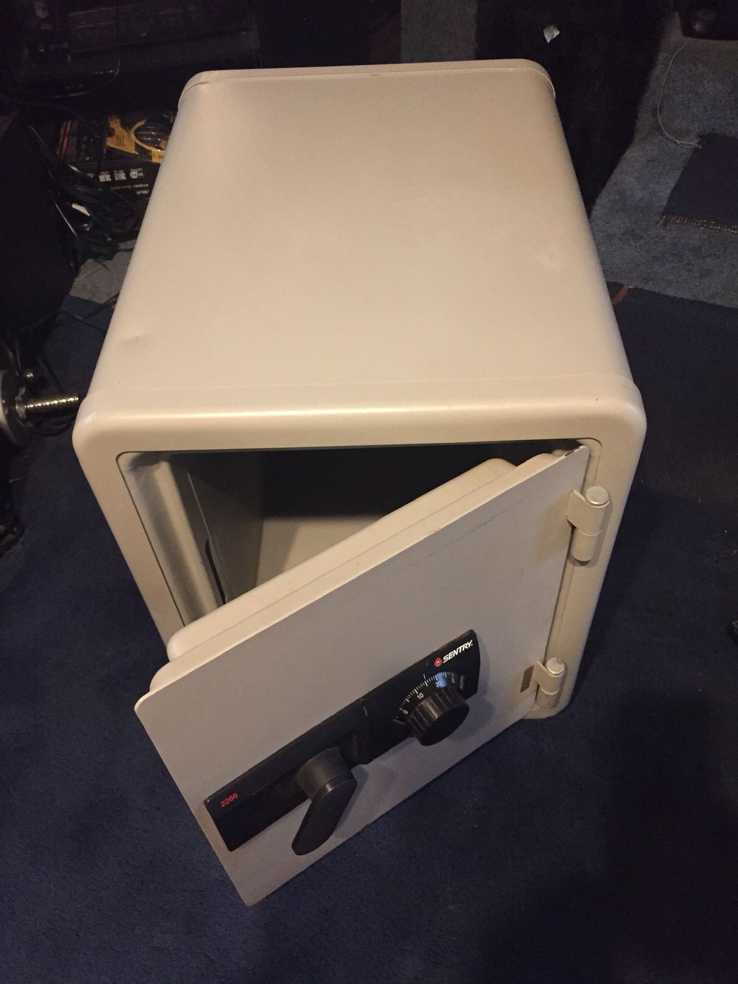 2286 Sentry Floor model Fire Resistant Combination safe $80 Firm for ...