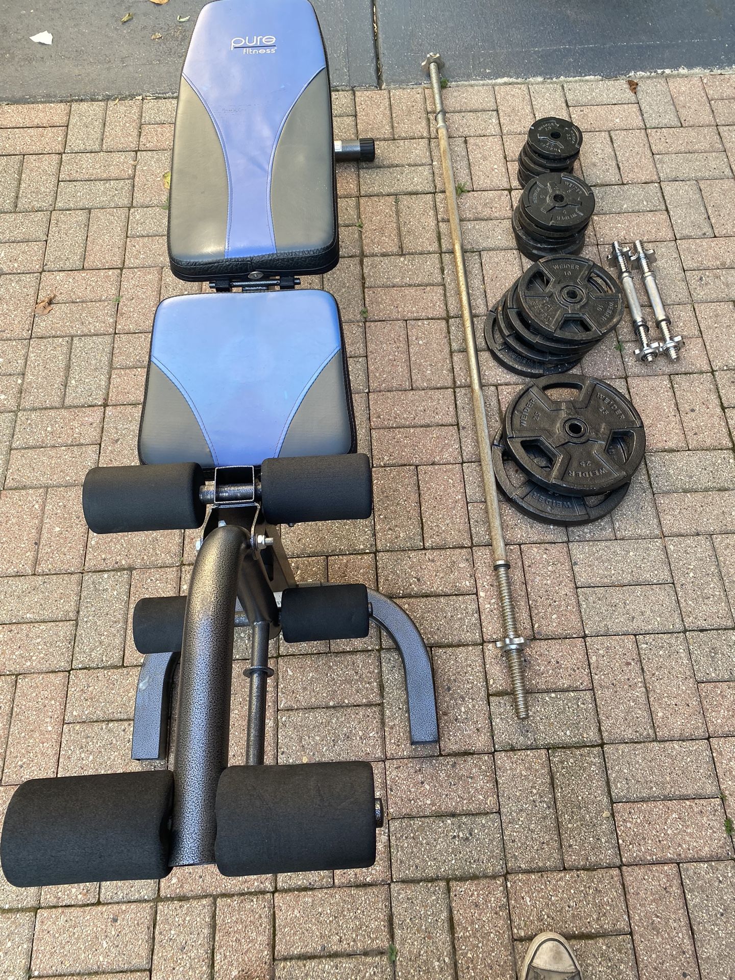 Weight Fittnes Bench With Bar And Weider 135 Lb Weights for Sale in ...
