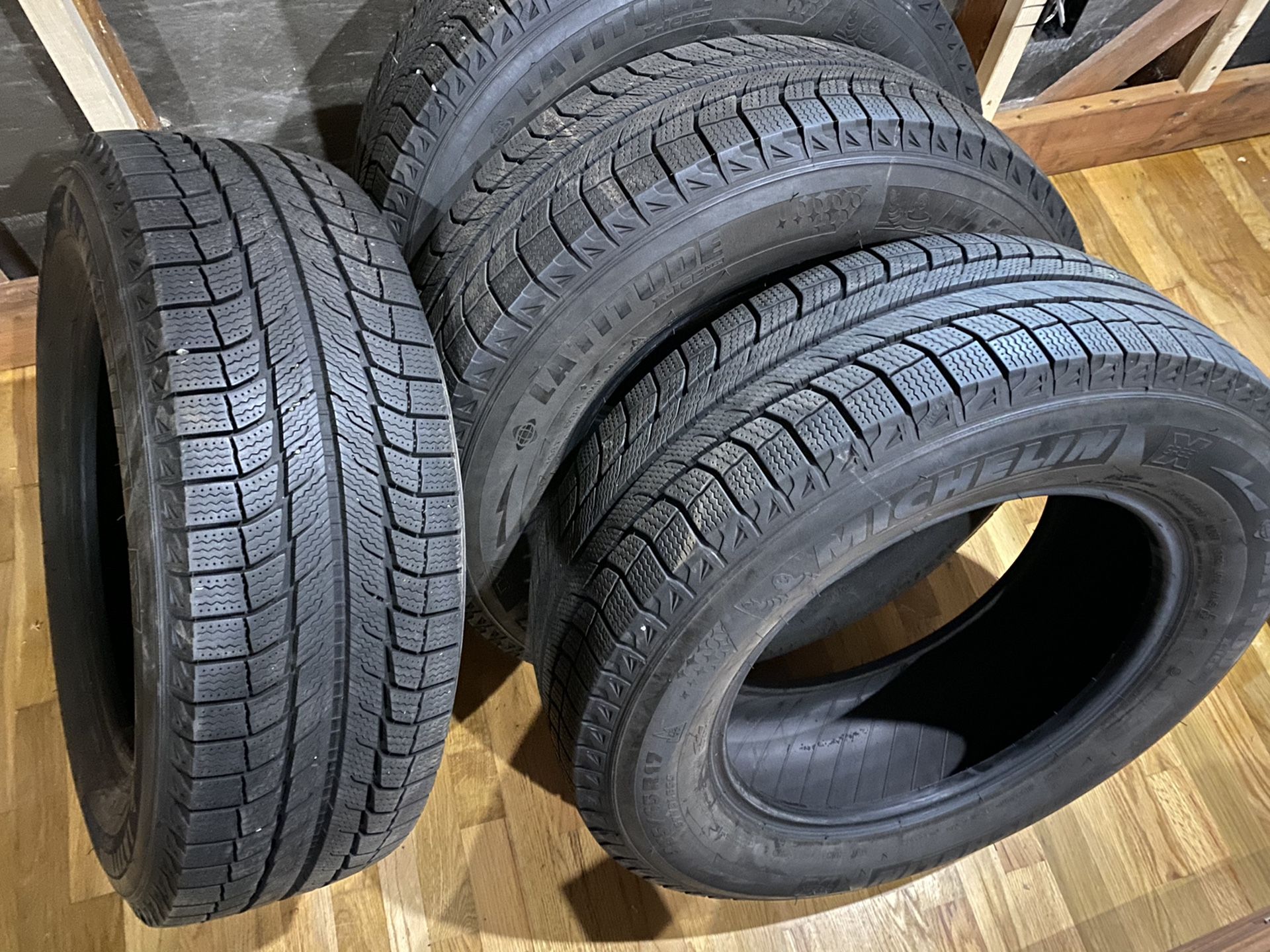 Michelin latitude x-ice winter snow tires 235 65 17 set for Sale in Tacoma, WA - OfferUp
