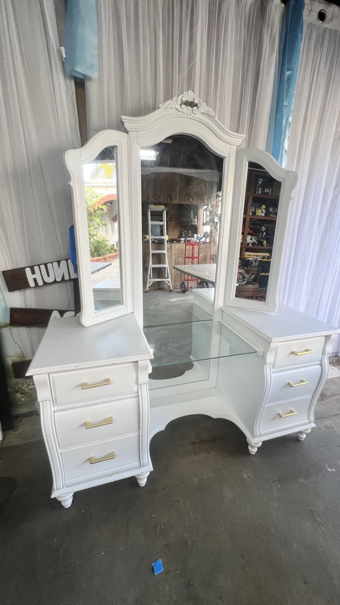 White 3 Mirror Vanity Desk for Sale in Los Angeles, CA - OfferUp