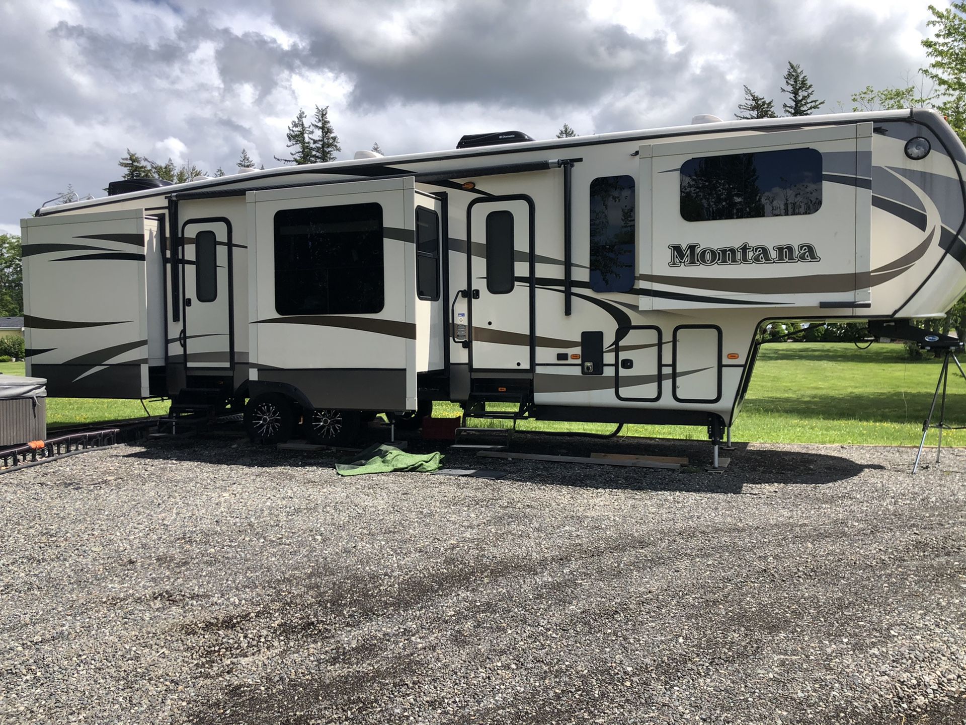2015 Montana 5th wheel 6 slides!! for Sale in Bellingham, WA - OfferUp