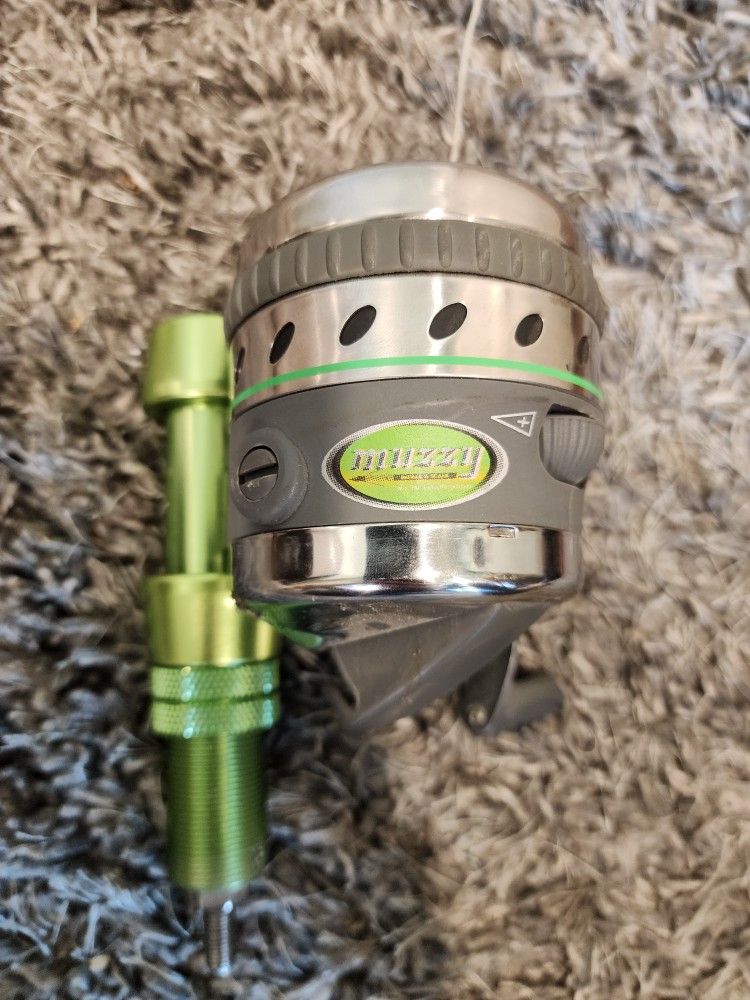 Muzzy Bowfishing Reel With Anchor Post for Sale in Houston, TX - OfferUp