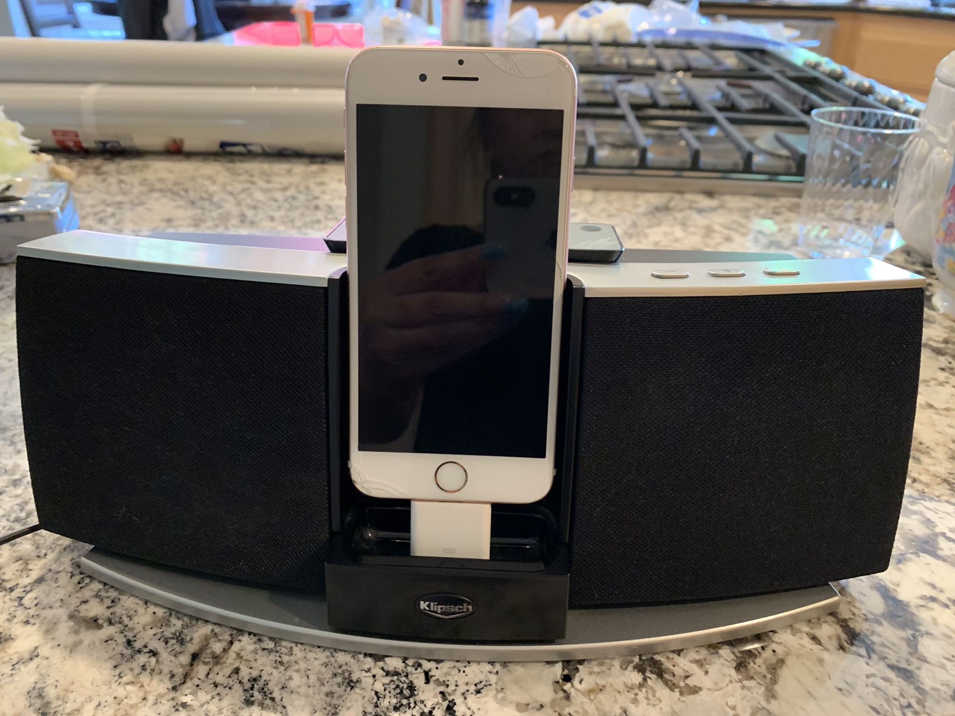 Like NEW Klipsch IPod/iPhone audio speaker system & charging dock with ...