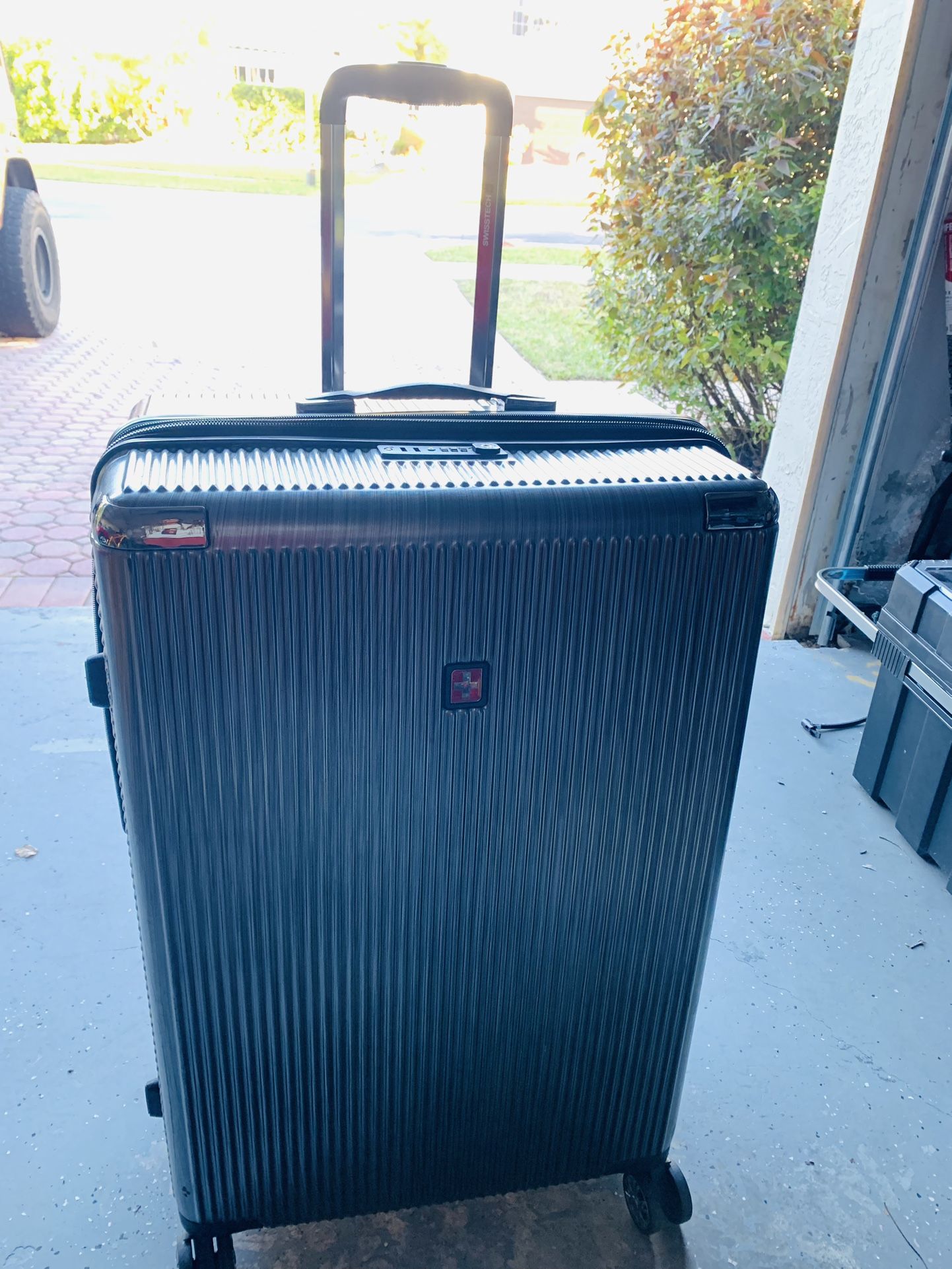 Large Durable SAMSONITE Luggage (holds Up To 70 Pounds) for Sale in ...