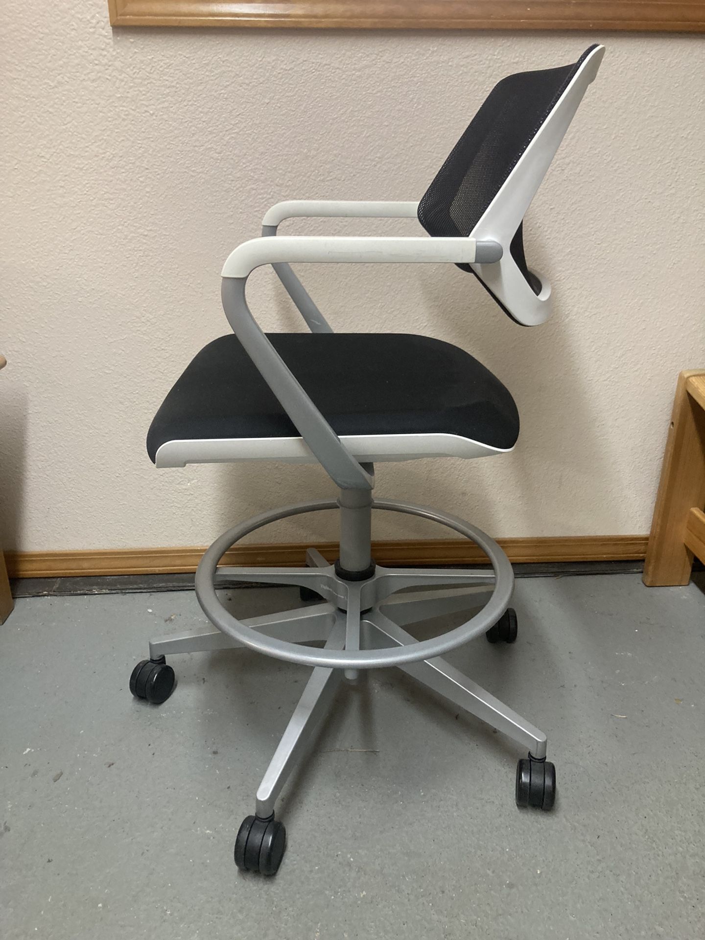 Steelcase Qivi Stools Office Desk Chairs 4 AVAILABlE. Retail $1100 Each ...