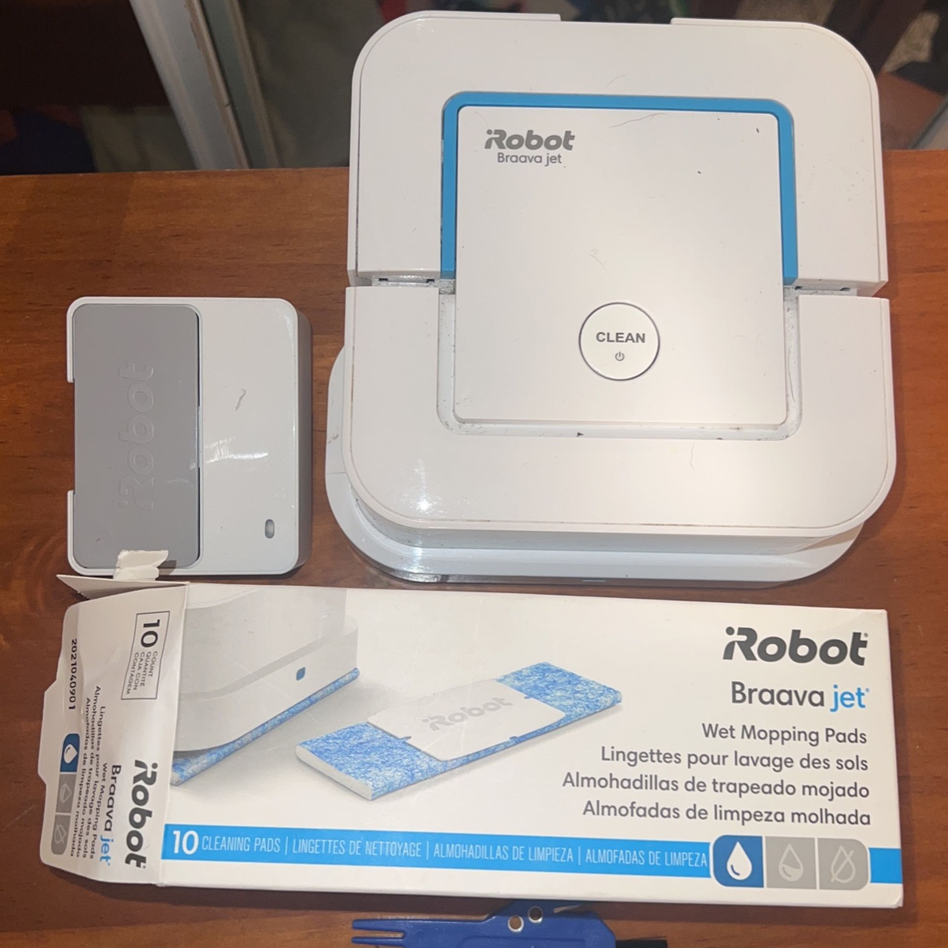 IRobot Brava Jet Mop W/ 7 Mopping Pads for Sale in Spanaway, WA - OfferUp