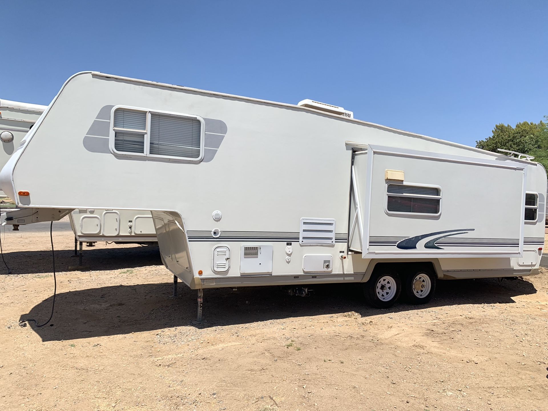 2002 trail light 26 foot fifth wheel travel trailer with one large ...