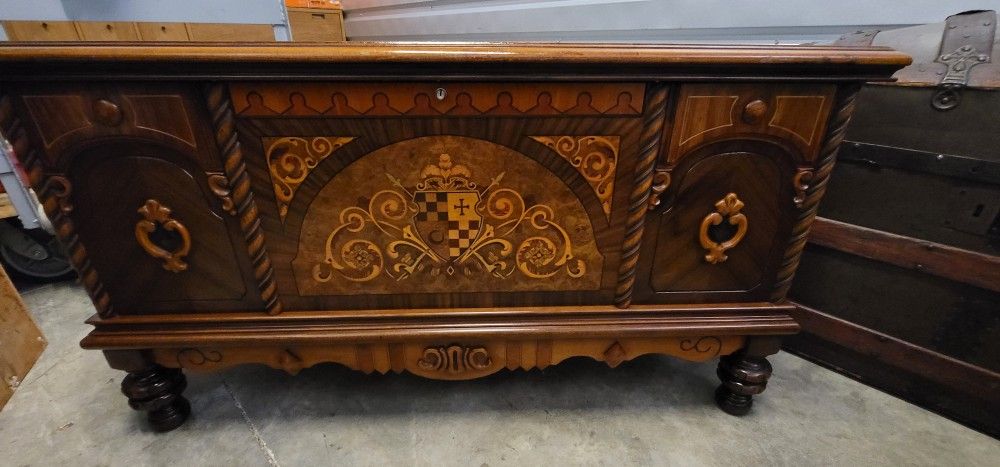 Lane Footed Cedar Chest "Coat-Of-Arms" Inlay Vintage Antique for Sale ...