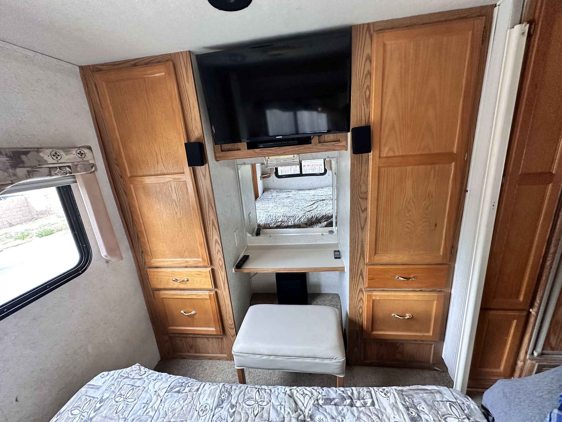 2004 Ultra By Gulfstream W/ 2 Slide Outs for Sale in Norco, CA - OfferUp