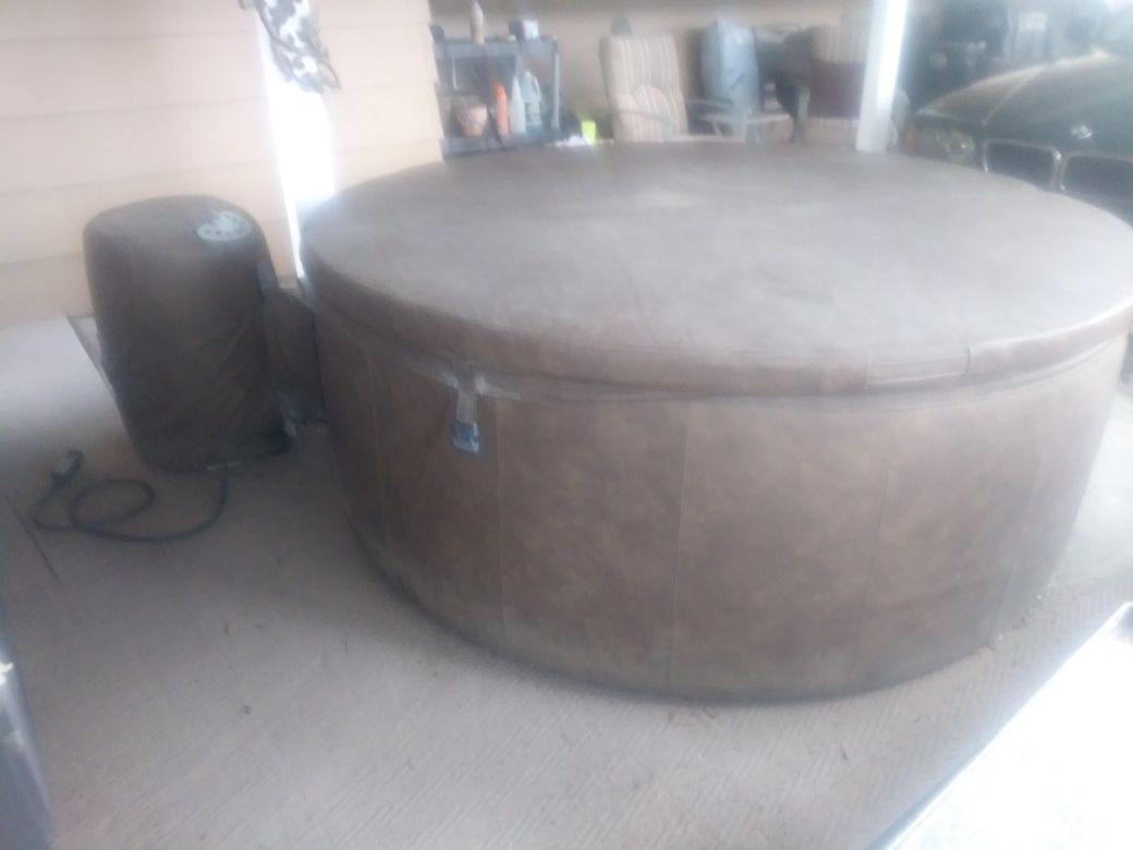 Softub 300 6-person portable hot tub for Sale in Sumner, WA - OfferUp