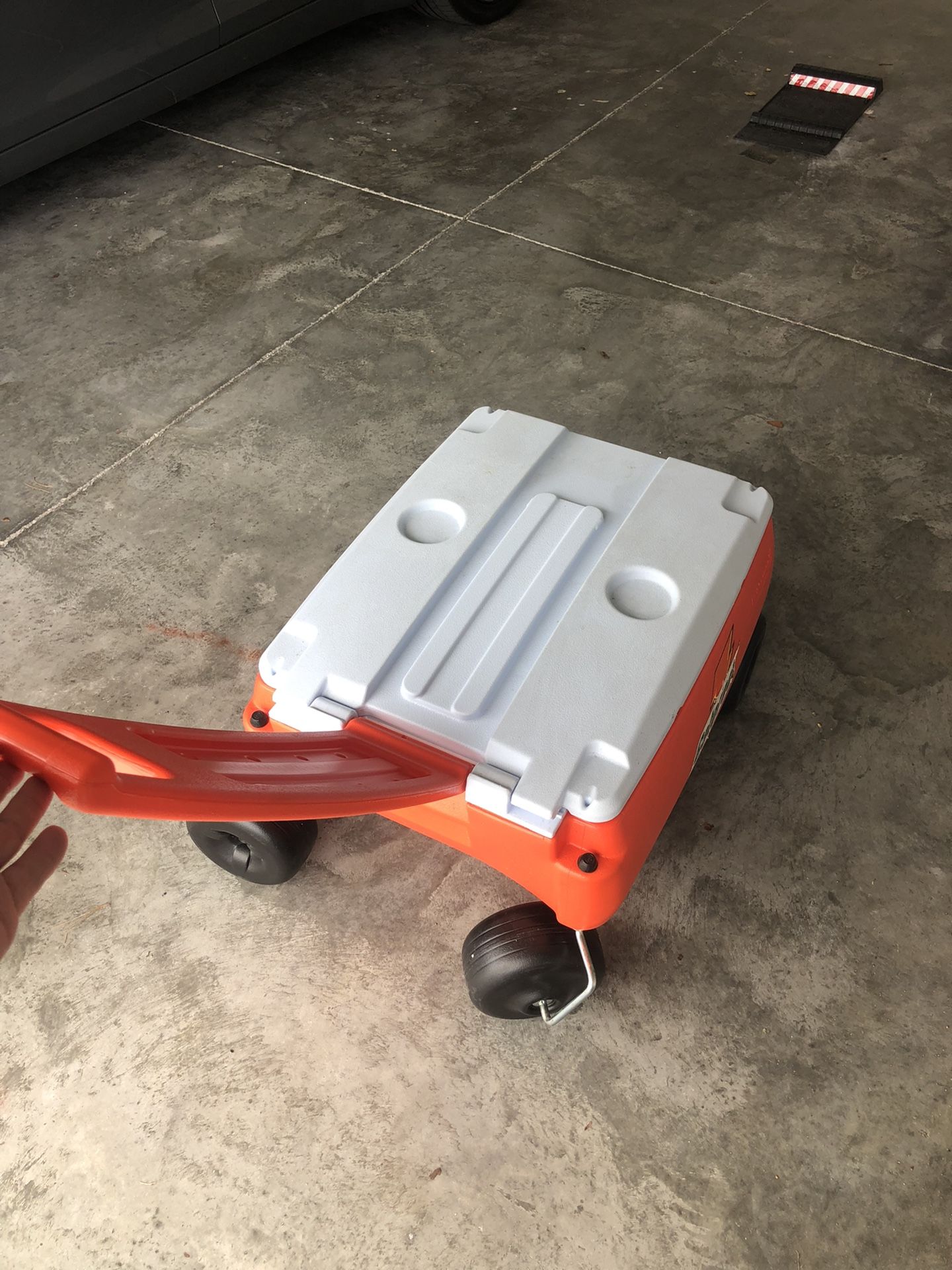 Rubbermaid Gatorade, Rolling Cooler Property Room, 48% OFF