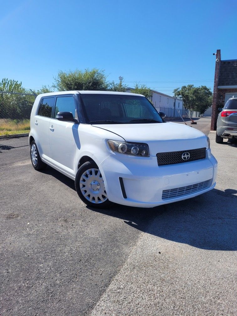 2010 Toyota Scion White