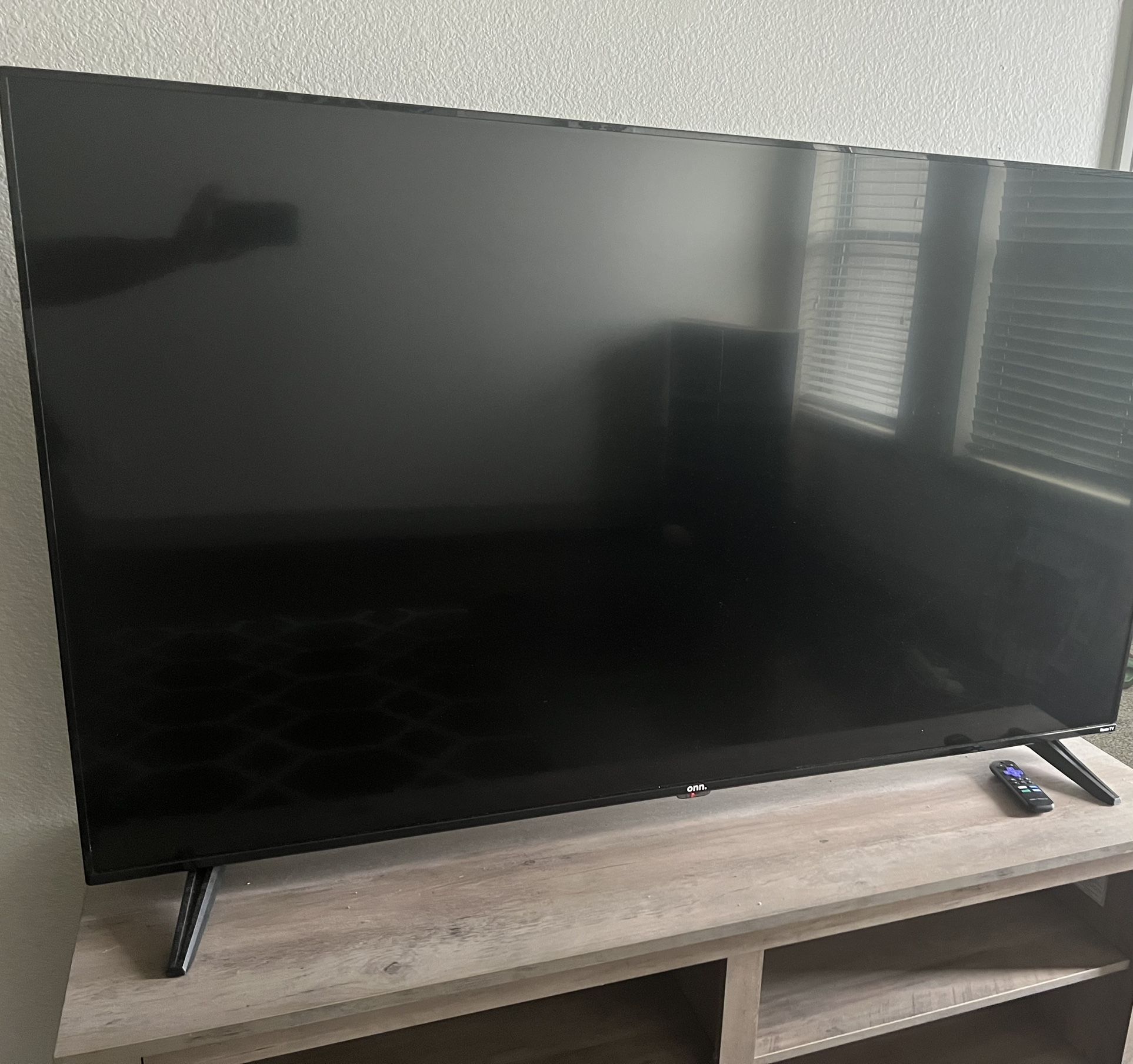 65 inch ONN ROKU SMART TV & TV stand for Sale in Houston, TX - OfferUp