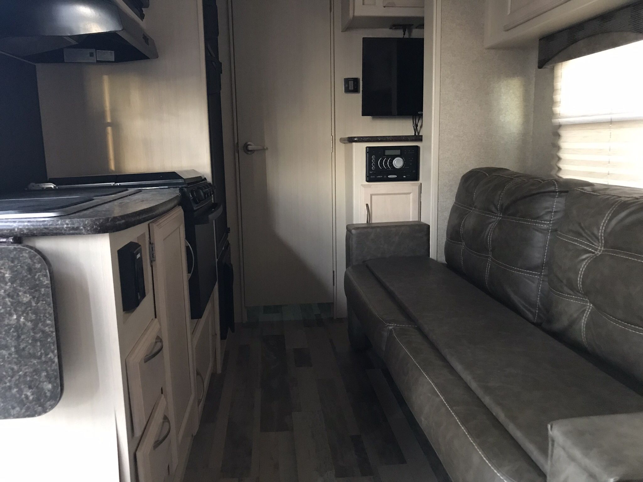 2017 Micro Minnie Winnebago Travel Trailer RV 2106DS for Sale in Fresno ...