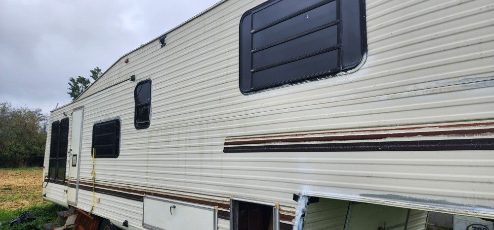 1990 Gran Tourissimo 5th Wheel Trailer for Sale in Astoria, OR - OfferUp