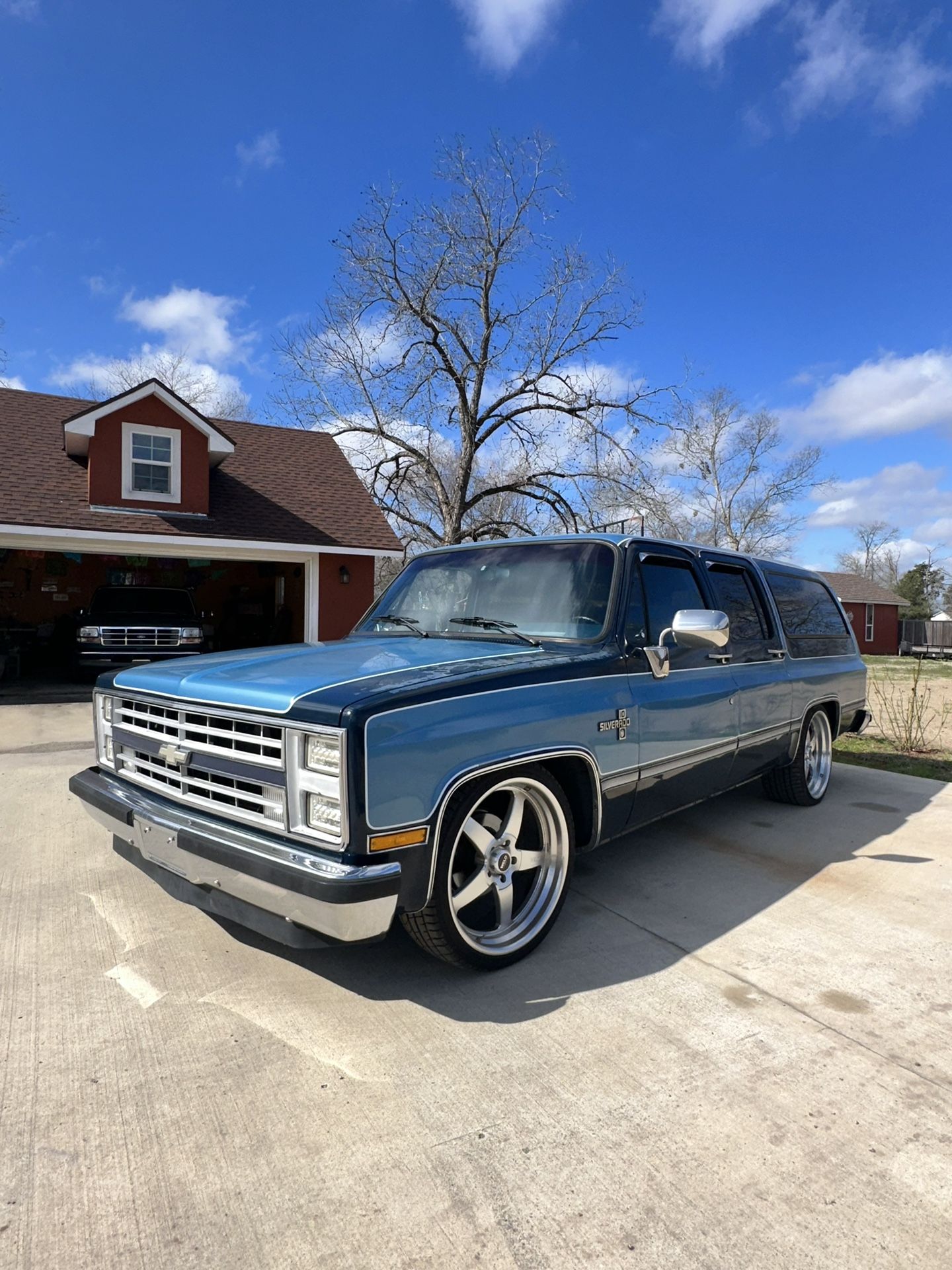 1987 Chevrolet Suburban for Sale in Madisonville, TX - OfferUp