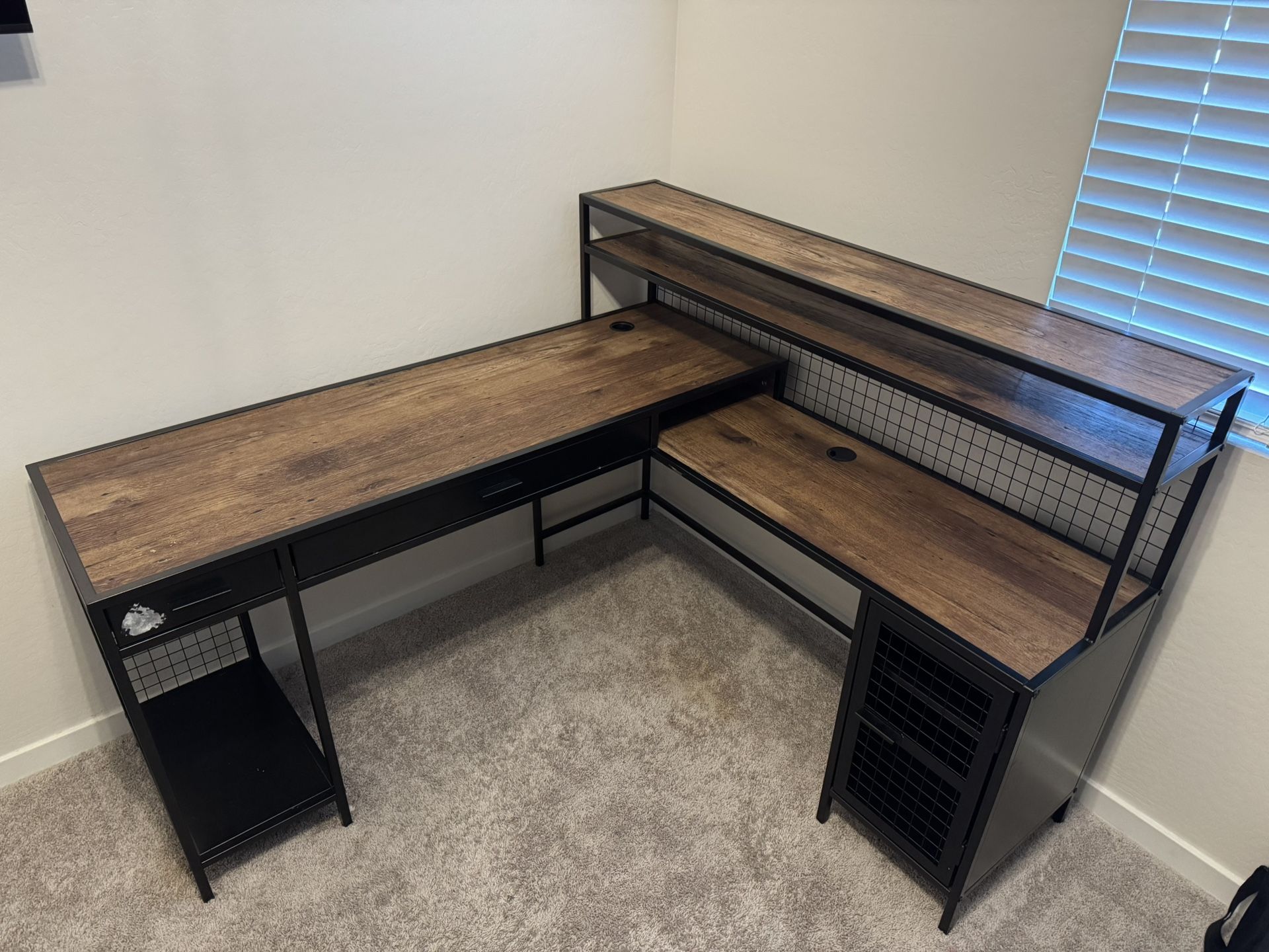 Free Corner Desk for Sale in Tolleson, AZ - OfferUp