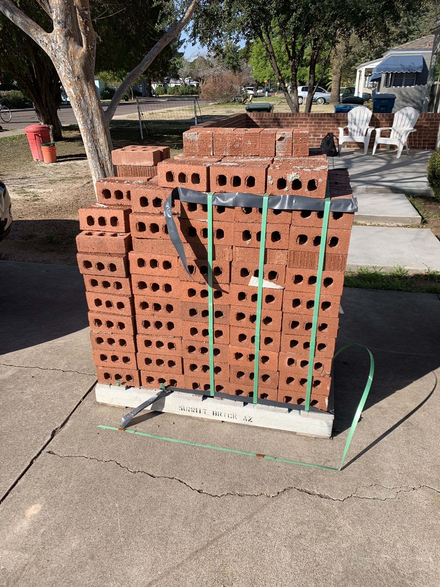 BRICK - 1 Pallet - BONFIRE VERTICAL SCRATCH for Sale in Phoenix, AZ ...