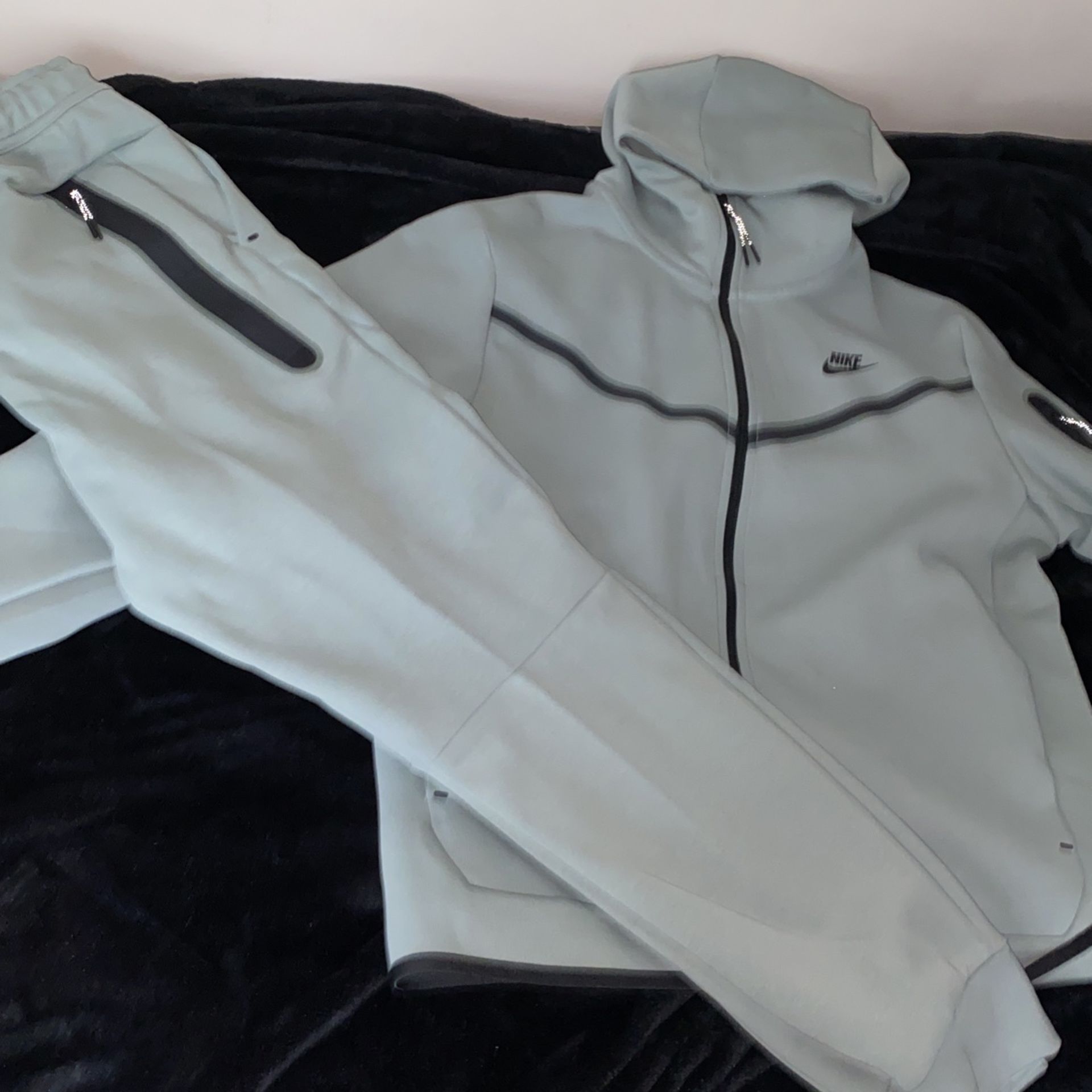 BRAND NEW NIKE TECH SET [L] for Sale in The Bronx, NY - OfferUp