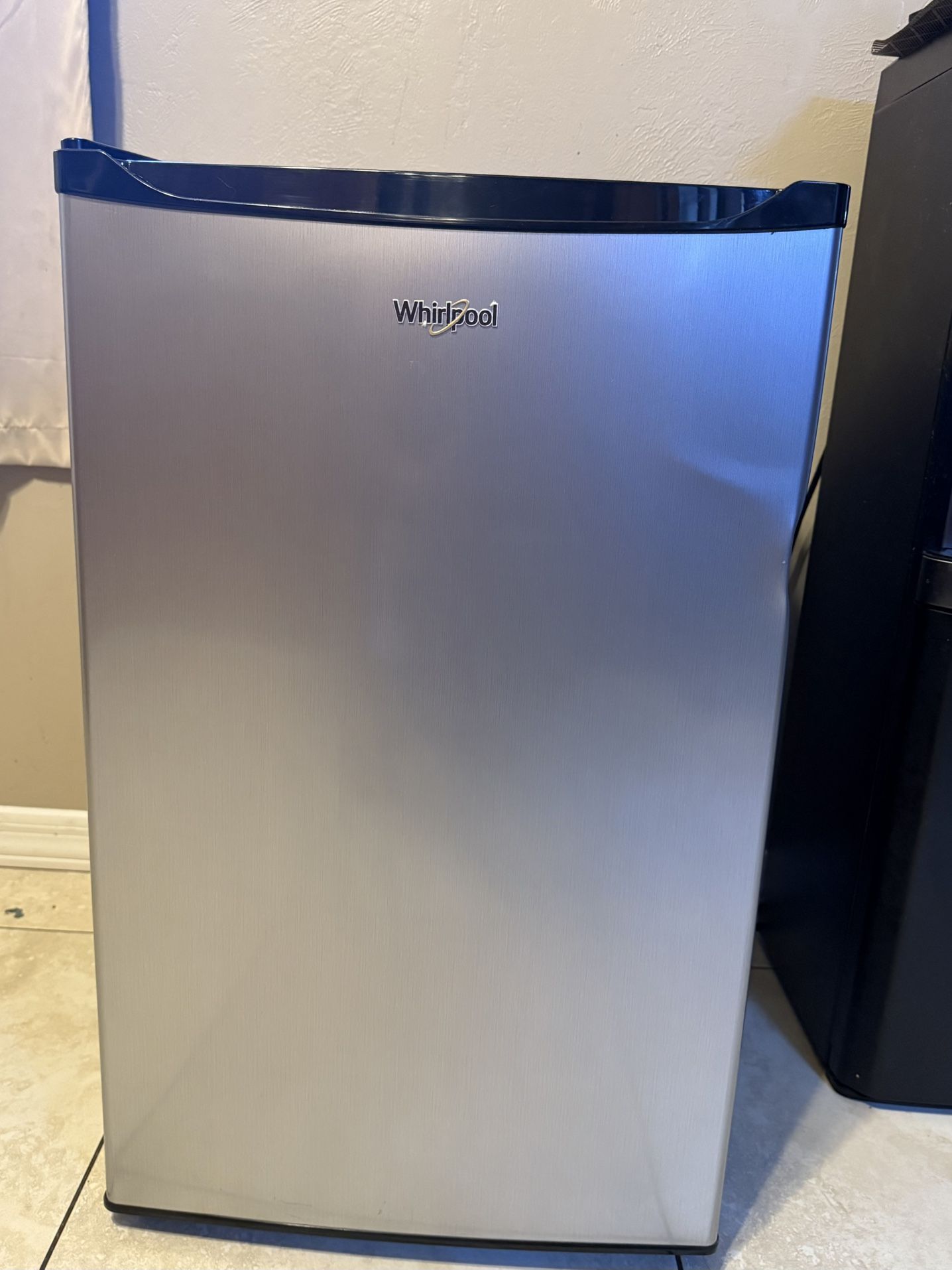 Whirlpool Mini Refrigerator for Sale in Phoenix, AZ - OfferUp