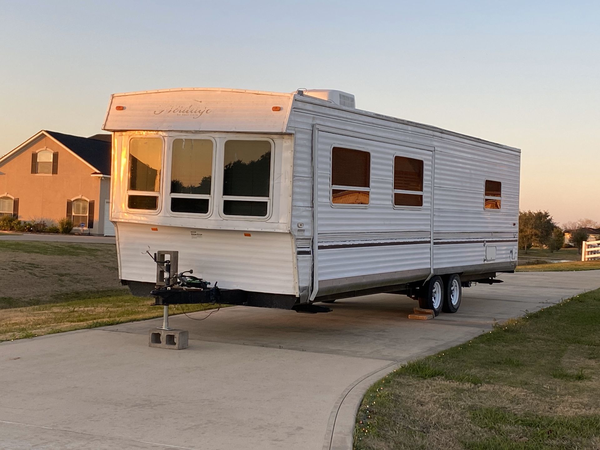 33 ft Rv/Trailer/Camper one slide + Washer & Dryer for Sale in Richmond ...