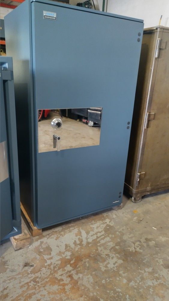Diebold TL30 Safe 3500 Pounds for Sale in Fort Lauderdale, FL - OfferUp