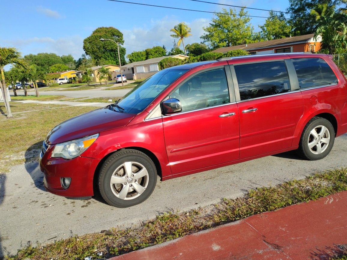 2013 Volkswagen Routan for Sale in Miami Gardens, FL - OfferUp