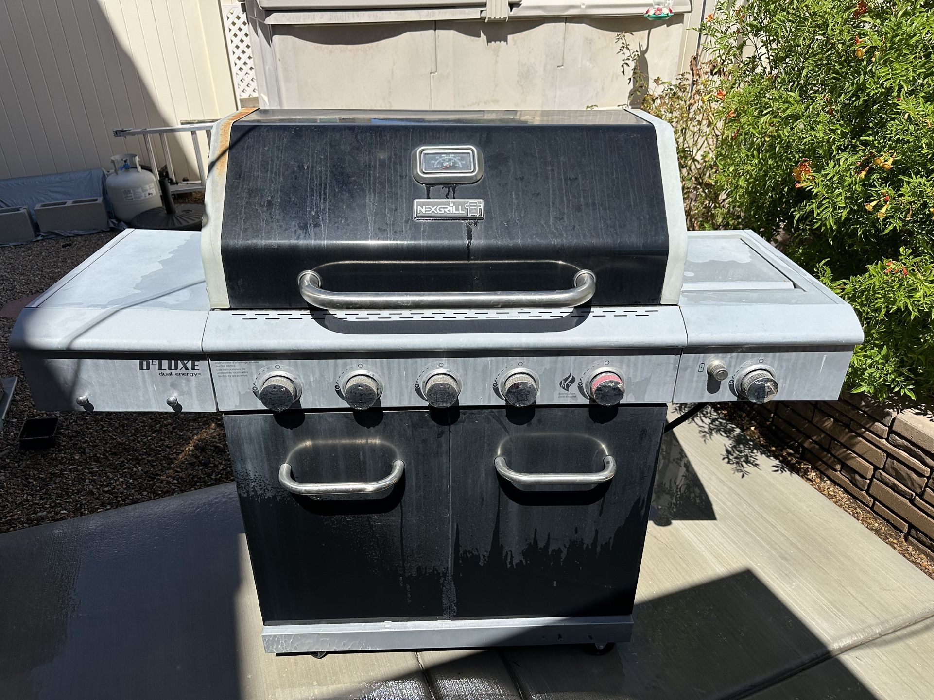 NEXGRILL Propane Grill With 5 Burners With Sear Burner for Sale in Las ...