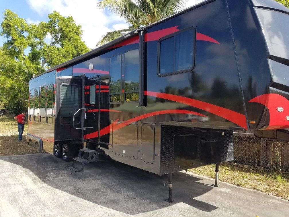 2010 Gulfstream Endura MAX 40 foot toy hauler fifth wheel loaded for ...