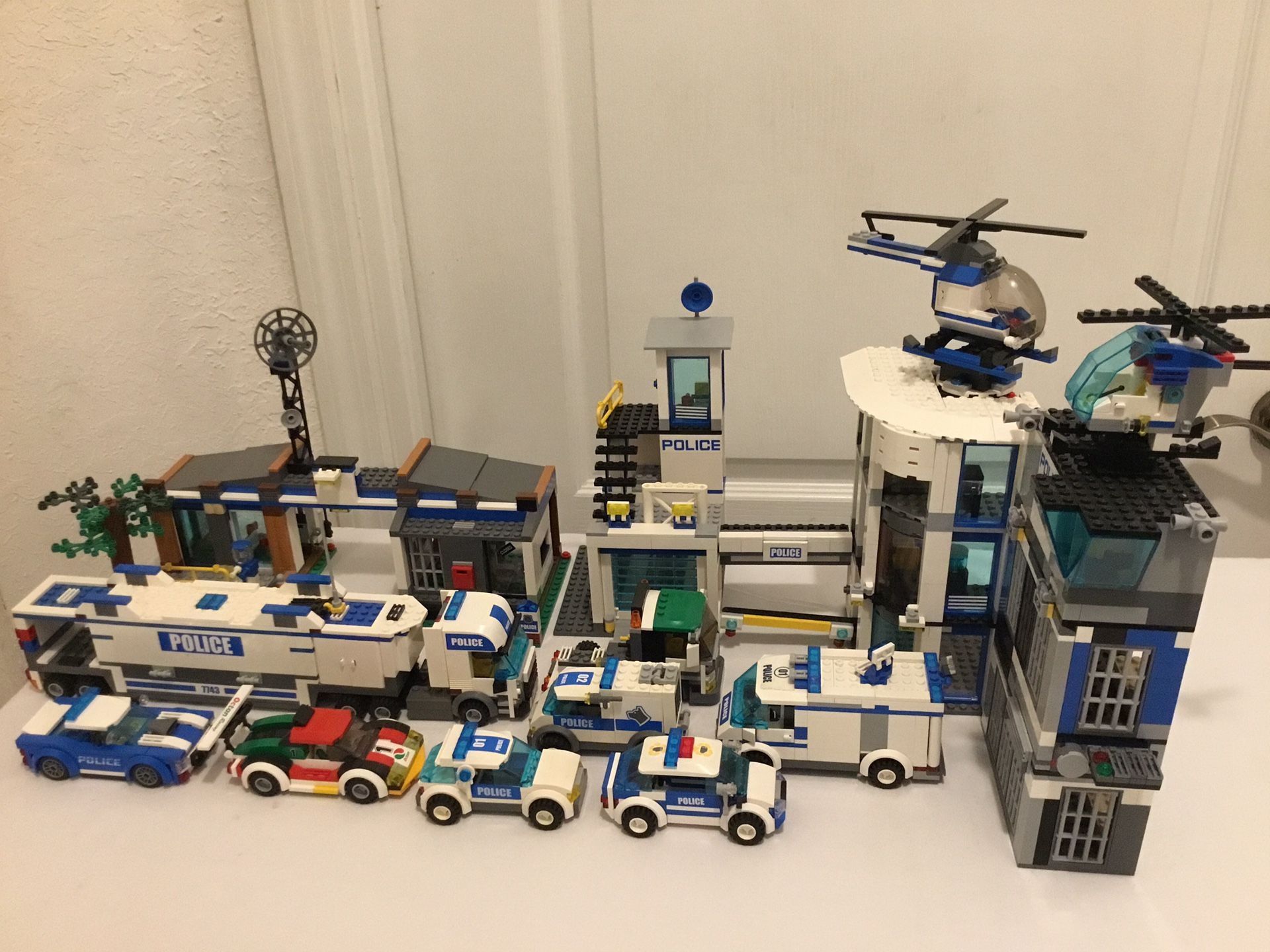 Lego Builds Police Station Helicopter And Police Command Station for ...