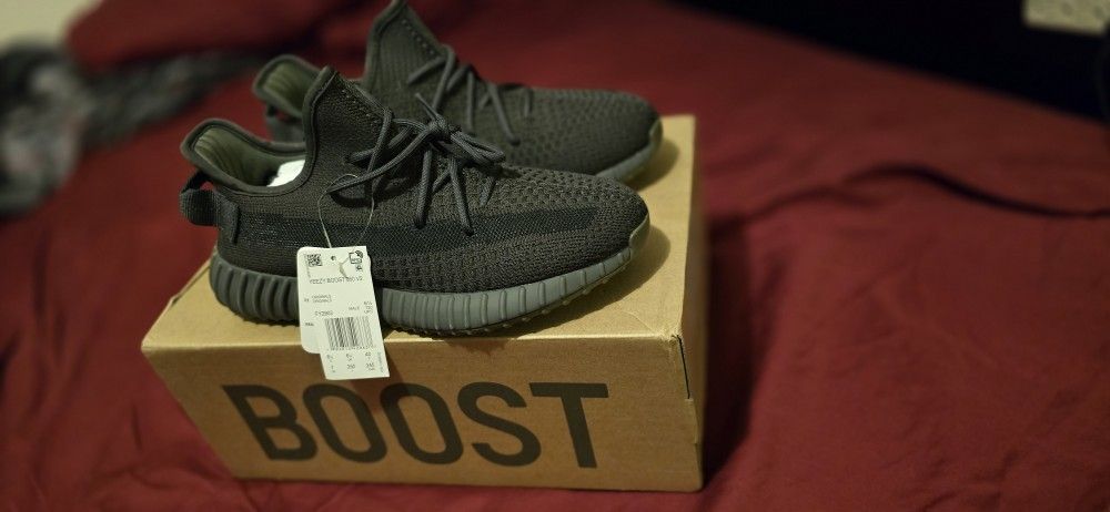 Adidas Yeezy Boost 350 V2 Onyx for Sale in Milwaukee, WI - OfferUp