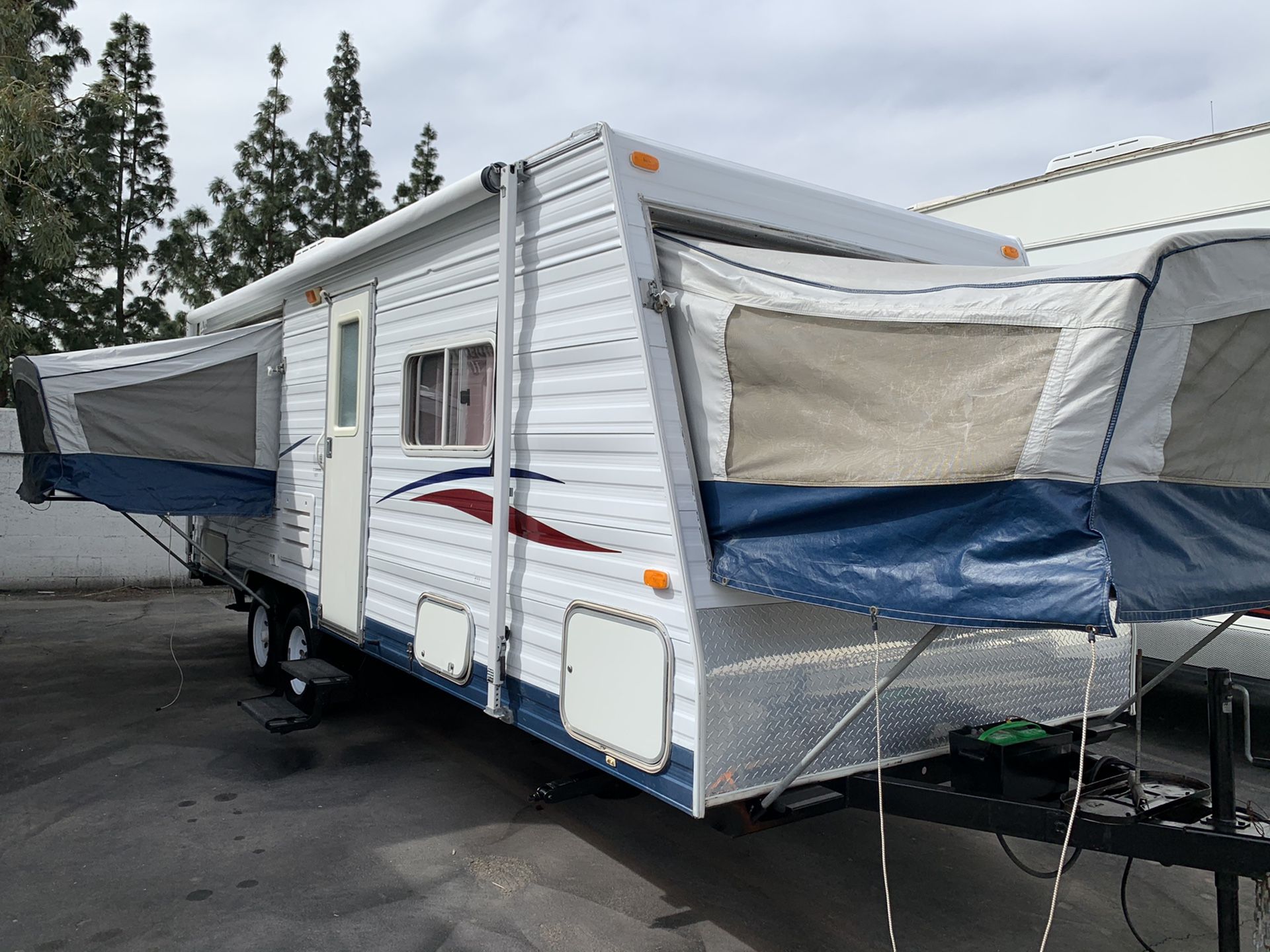 2004 Thor Tahoe Lite 18 Ft. Travel Trailer W/ 3 Pop Outs for Sale in ...
