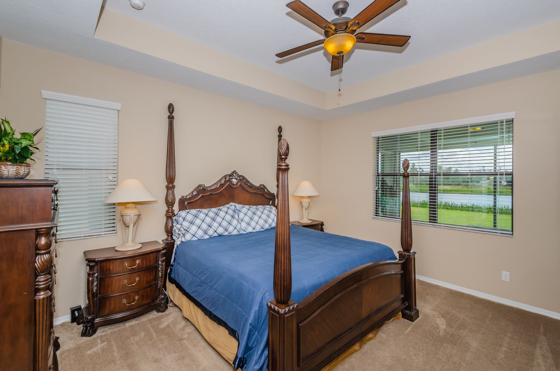 Bedroom Set 4-Poster King Bed for Sale in Lutz, FL - OfferUp